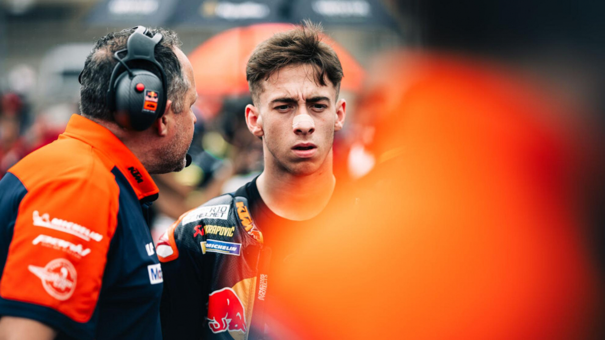 Acosta aprieta a KTM tras su nueva caída: "Estamos en el mismo pozo"