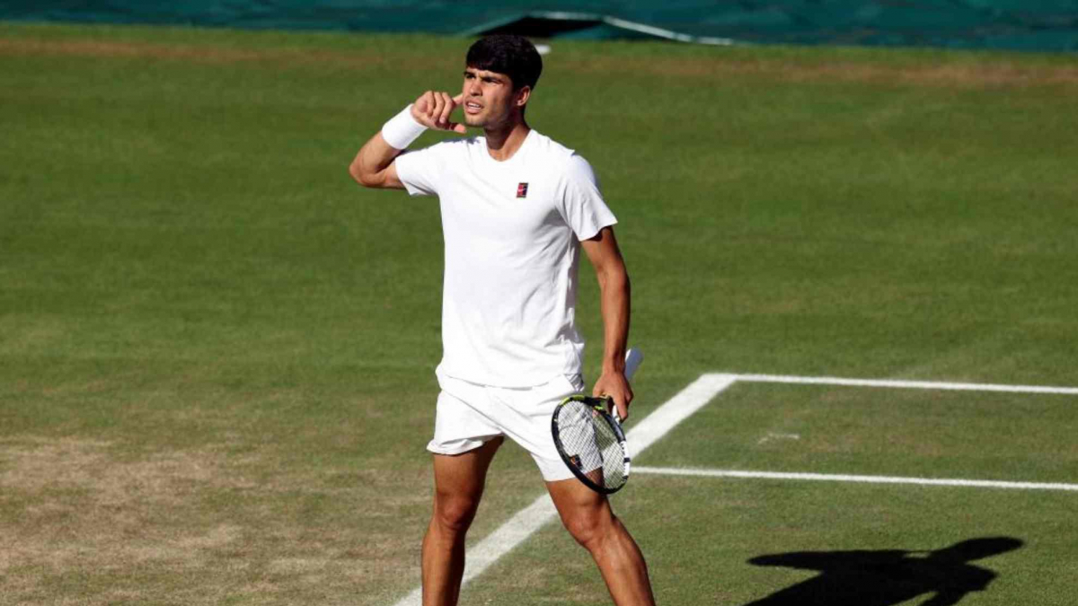 El momento más surrealista en la final de Wimbledon: destapan una ...