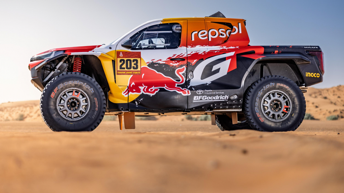 Toyota estrena el DKR GR Hilux y se refuerza con un bicampeón del Dakar ...