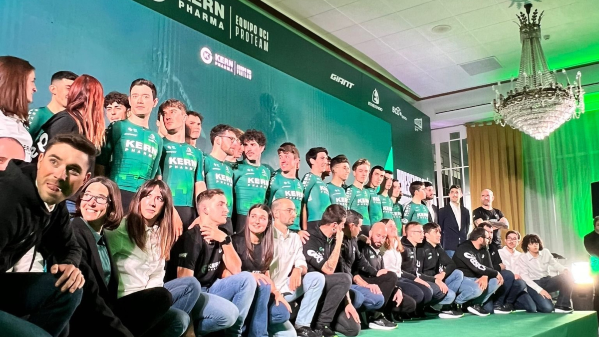 Así fue la presentación del equipo Kern Pharma ante un nuevo curso ...