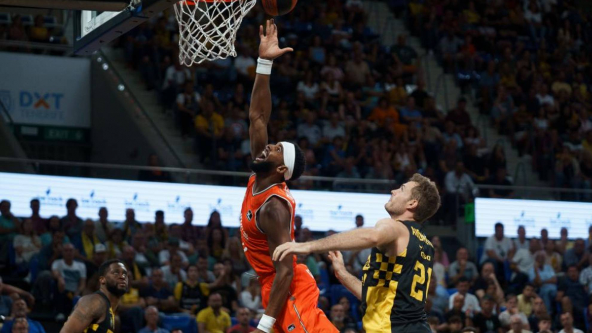 Brandon Davis y Jared Harper aúpan al Valencia en Tenerife