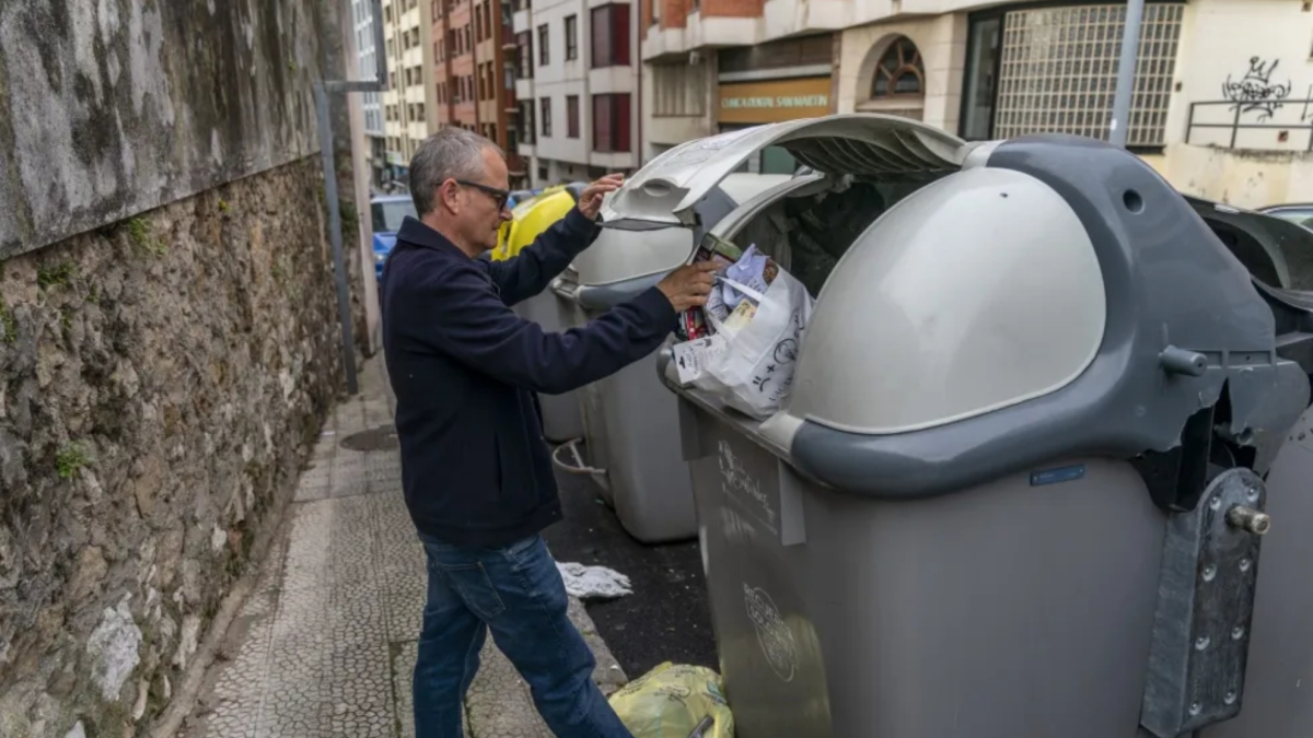 Estupefacción por lo que ha aparecido junto a un contenedor en León