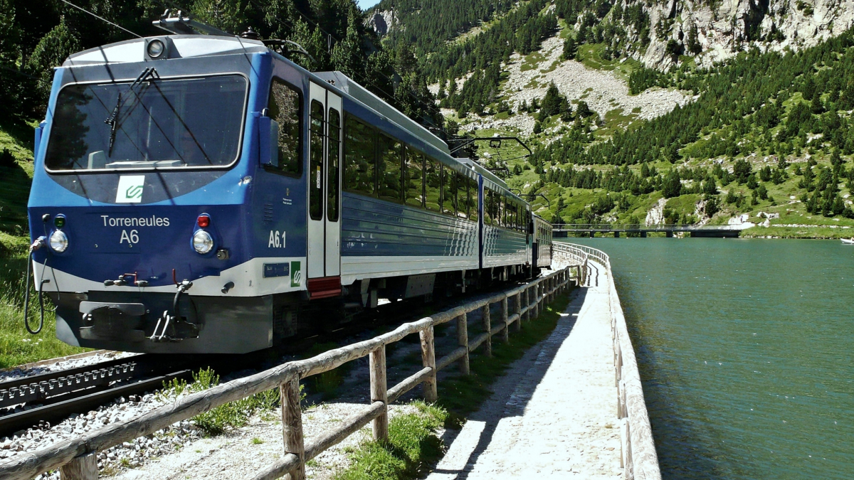 El tren cremallera que te lleva a un paraíso natural que se esconde en ...
