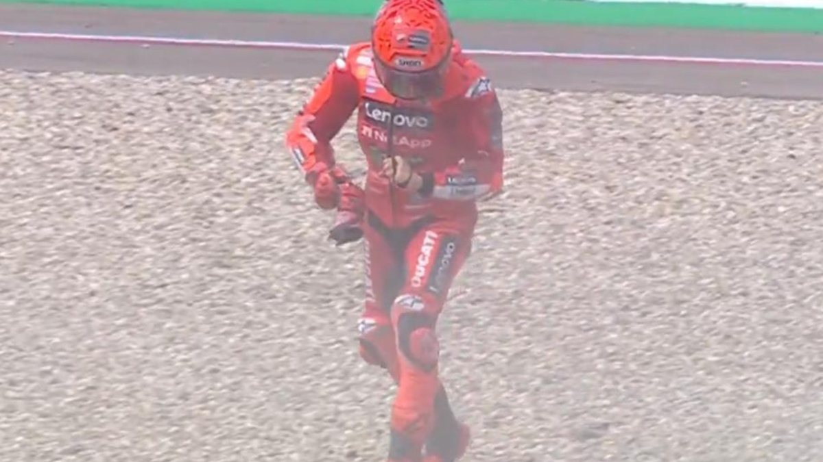 Susto por una fuerte caída de Marc Márquez en Assen