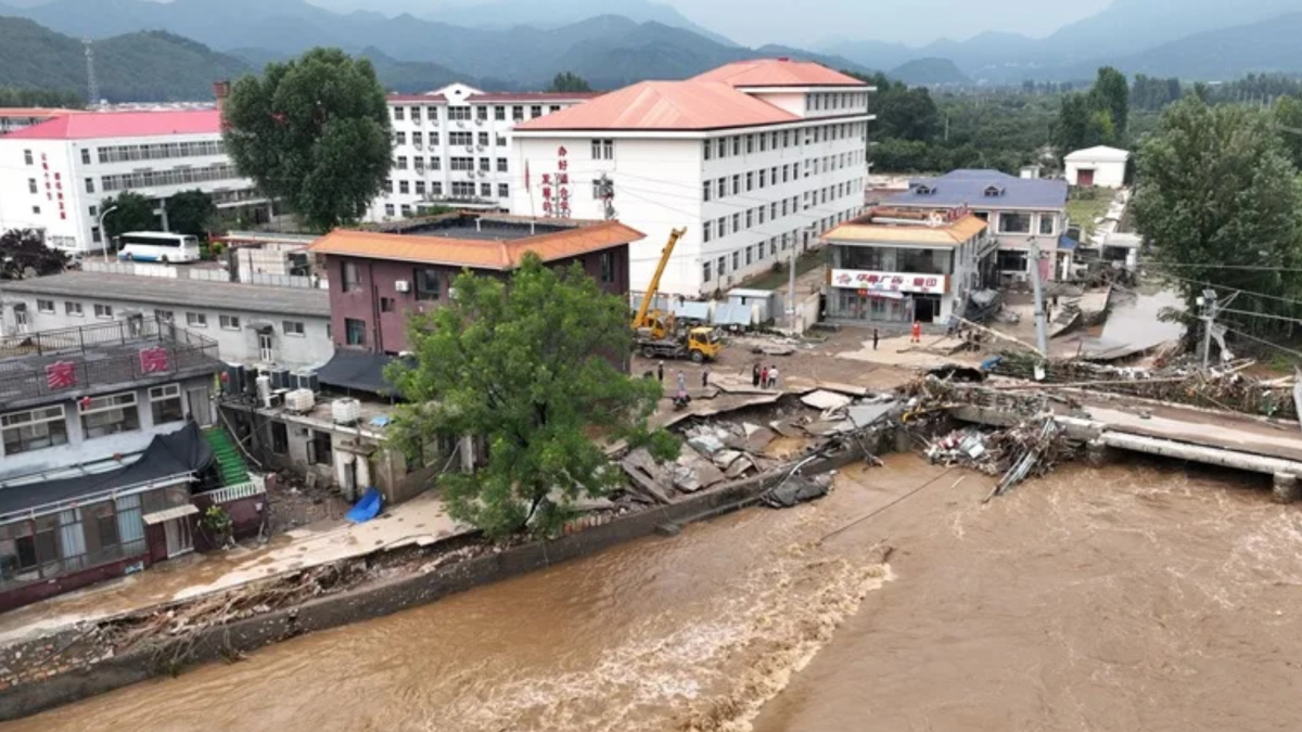 Las fuertes inundaciones en Pekín provocan el desplazamiento de más de ...