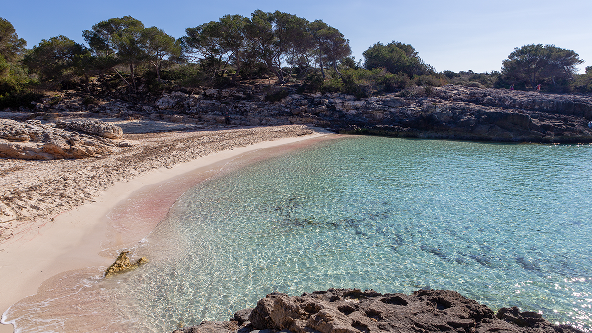 La cala de Menorca que es ideal para hacer snorkel: sus aguas de un ...