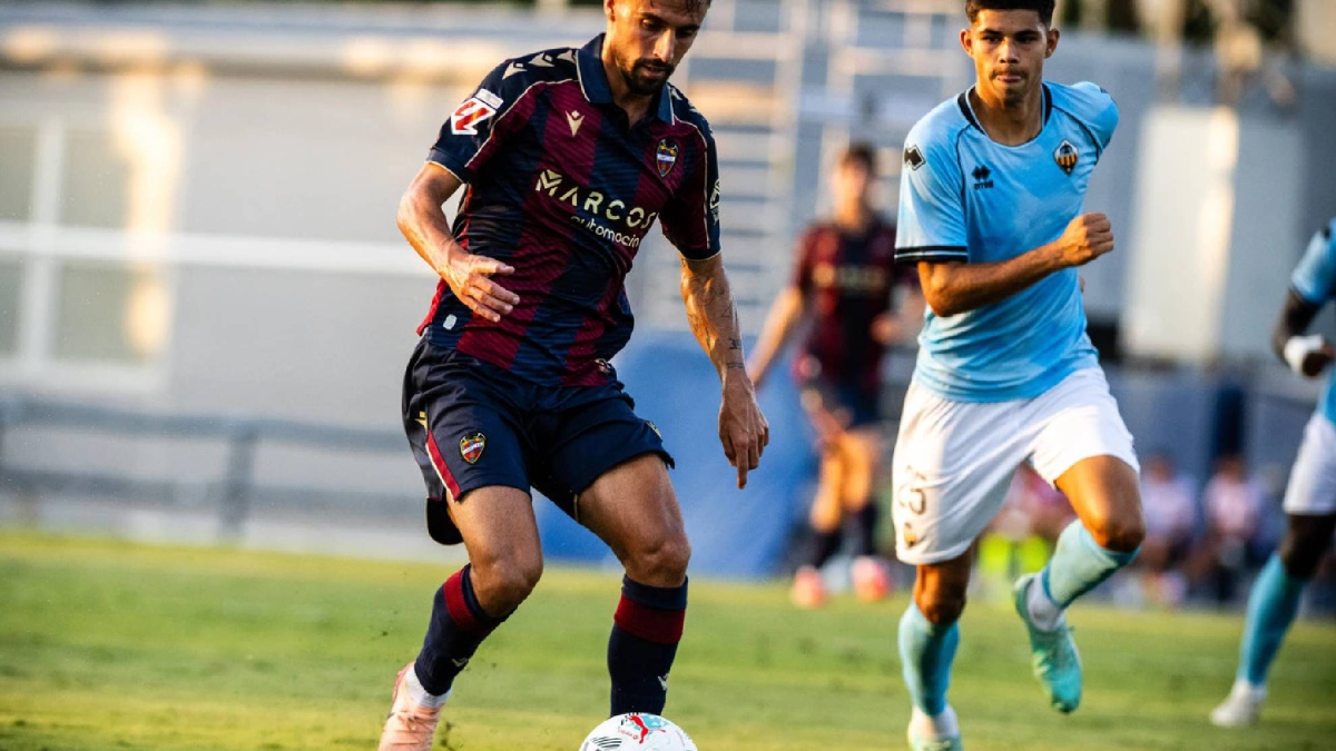 Óscar Clemente y el Levante separan sus caminos tras rescindir su contrato