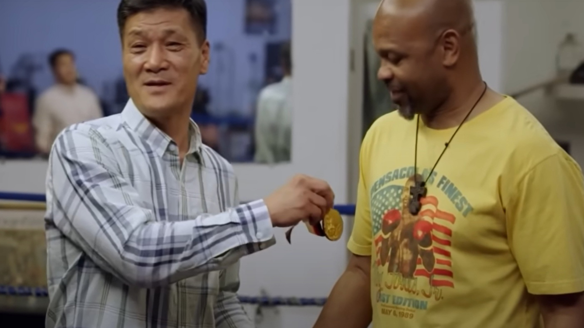 Roy Jones recibe de su rival el oro olímpico que no le dieron los ...