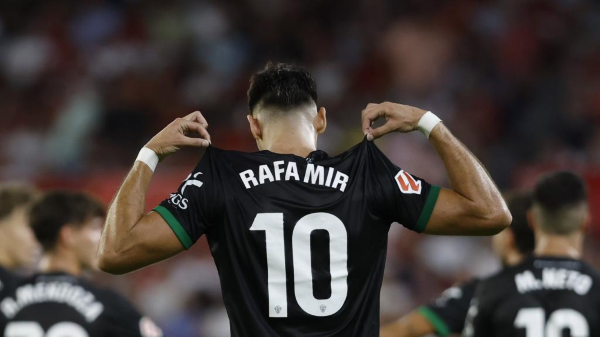 Rafa Mir: "Las celebraciones hay que hacerlas, es muy difícil hacer un gol"