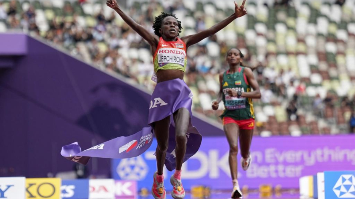 Laura Luengo, undécima en el duro maratón que se llevó Jepchirchir