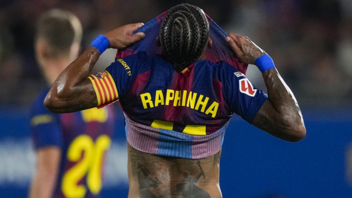 Raphinha se marchó con molestias