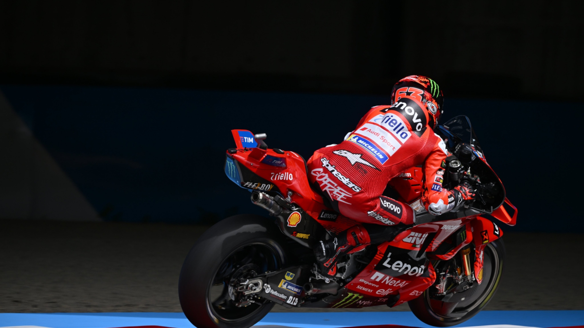 Bagnaia renace y lidera el inicio en Motegi batiendo a Marc Márquez