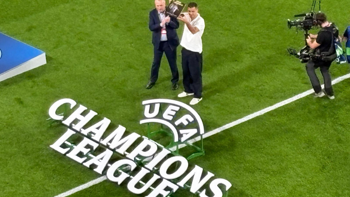 El Villarreal homenajea a Rodri, 'su' Balón de Oro