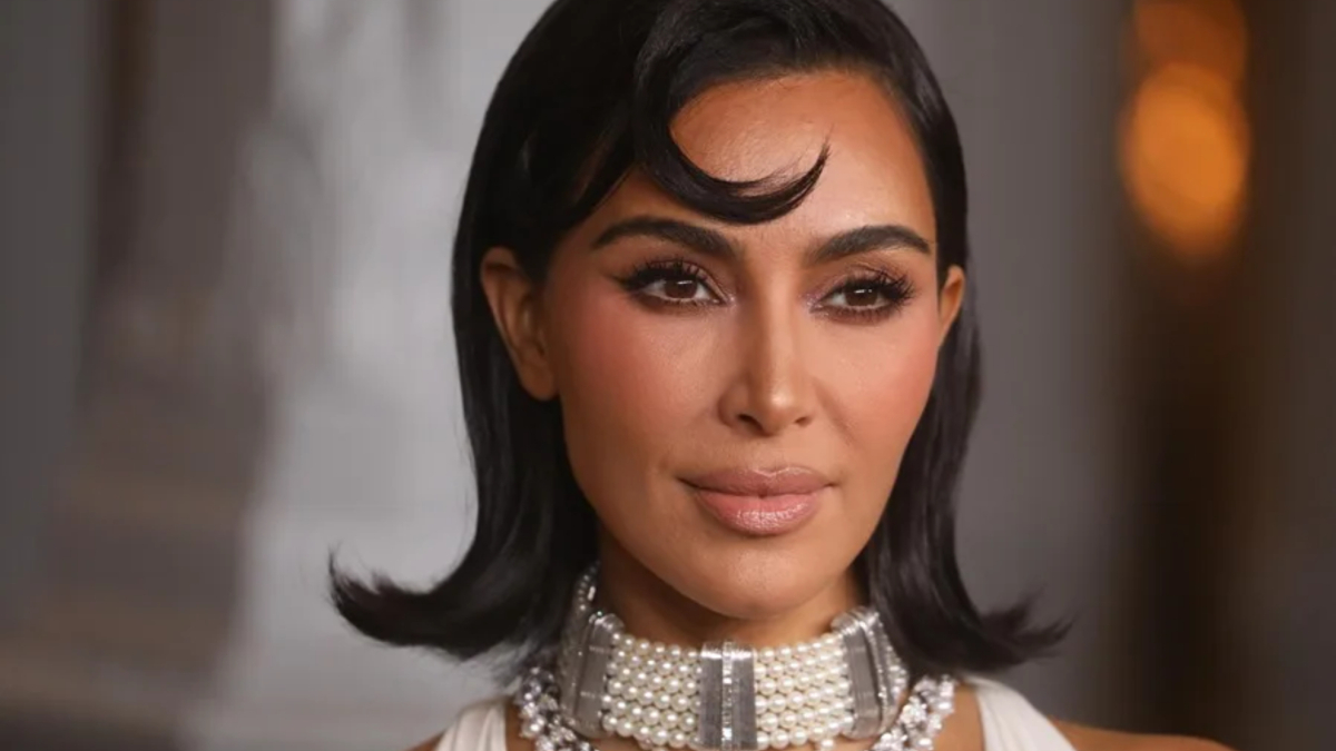 Kim Kardashian luce un corsé dorado de Givenchy con motivo de su ...