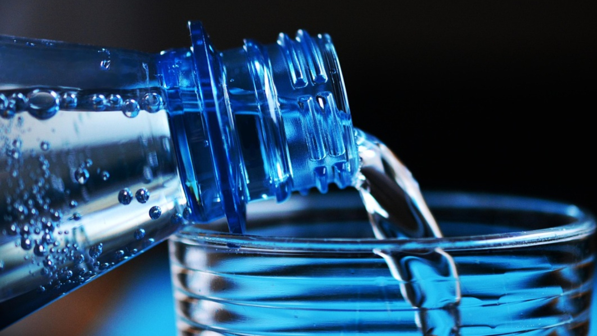 ¿Es legal cobrar por el agua filtrada en los restaurantes? Esto es lo ...