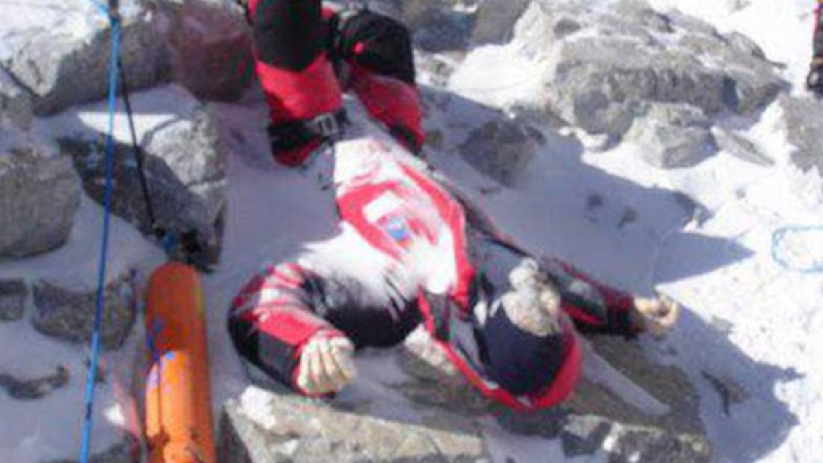 El Everest y los cada vez más habituales cuerpos de alpinistas ...