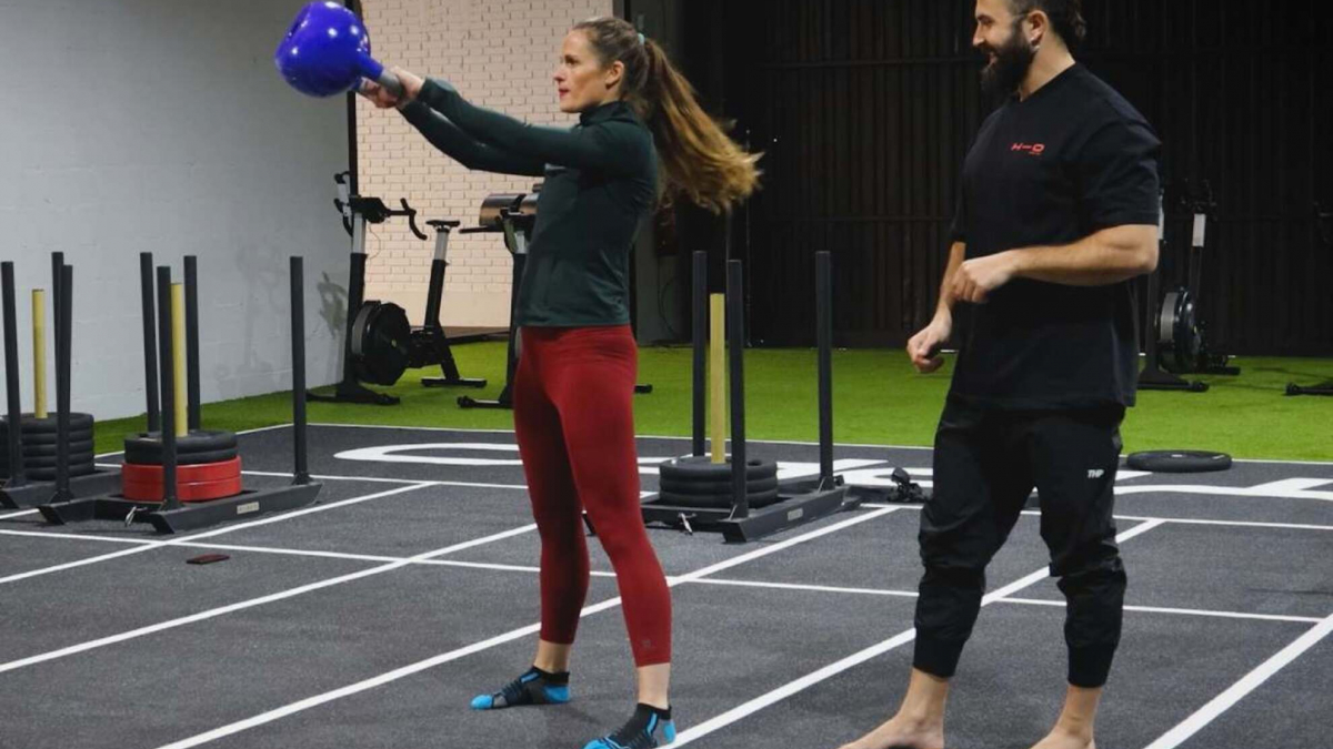 Kettlebell swing: the star exercise for strong legs, glutes, abs, and arms