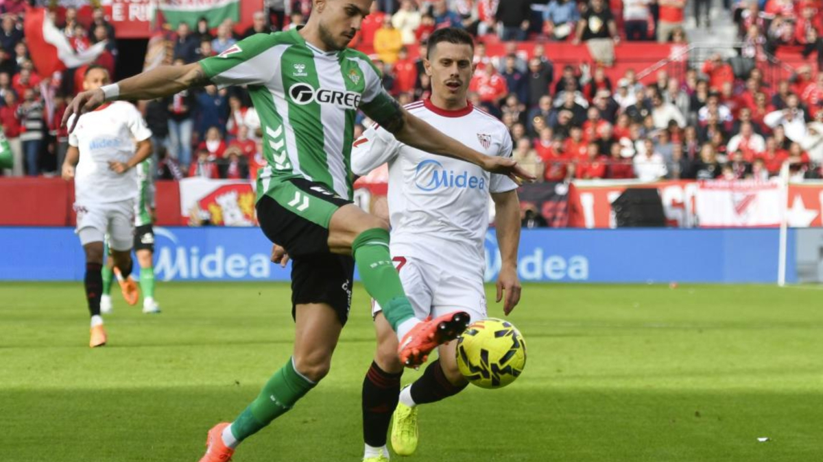 LaLiga denuncia cánticos de "Bartra, muérete" en el derbi sevillano y ...