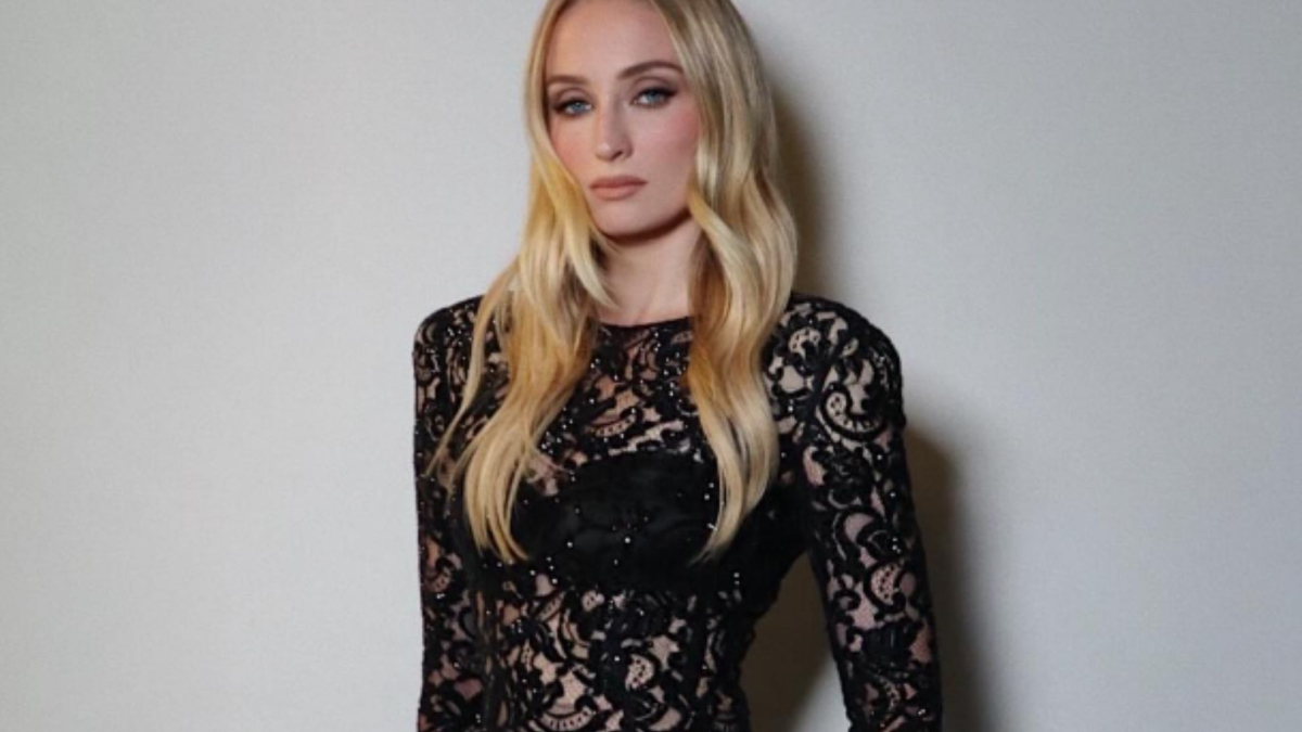 Primera imagen de Sophie Turner como la nueva Lara Croft, tras Angelina ...