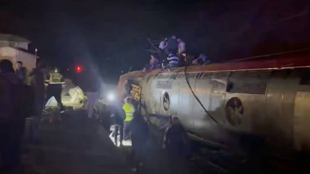 Las desgarradoras imágenes del descarrilamiento de dos trenes en España ...