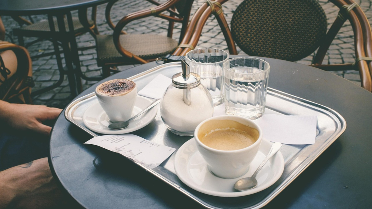 Va a tomar un café con sus padres, se le cae el vaso sin querer y ...