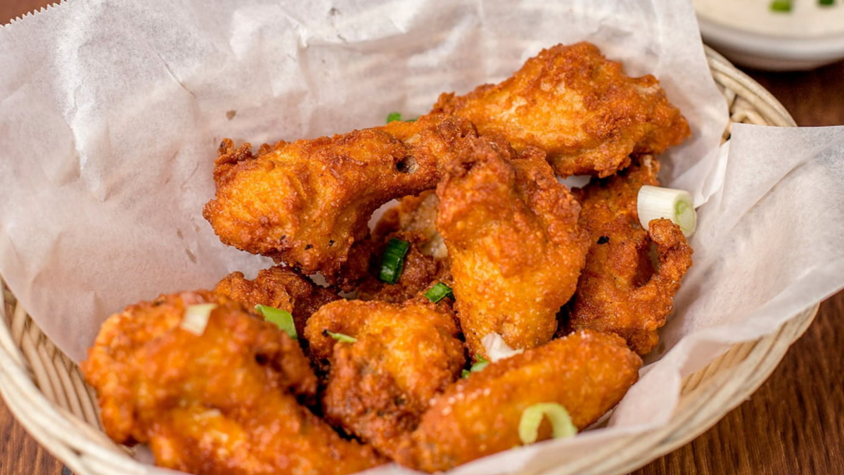 Situación delicada para una conocida cadena de pollo frito: cientos de ...