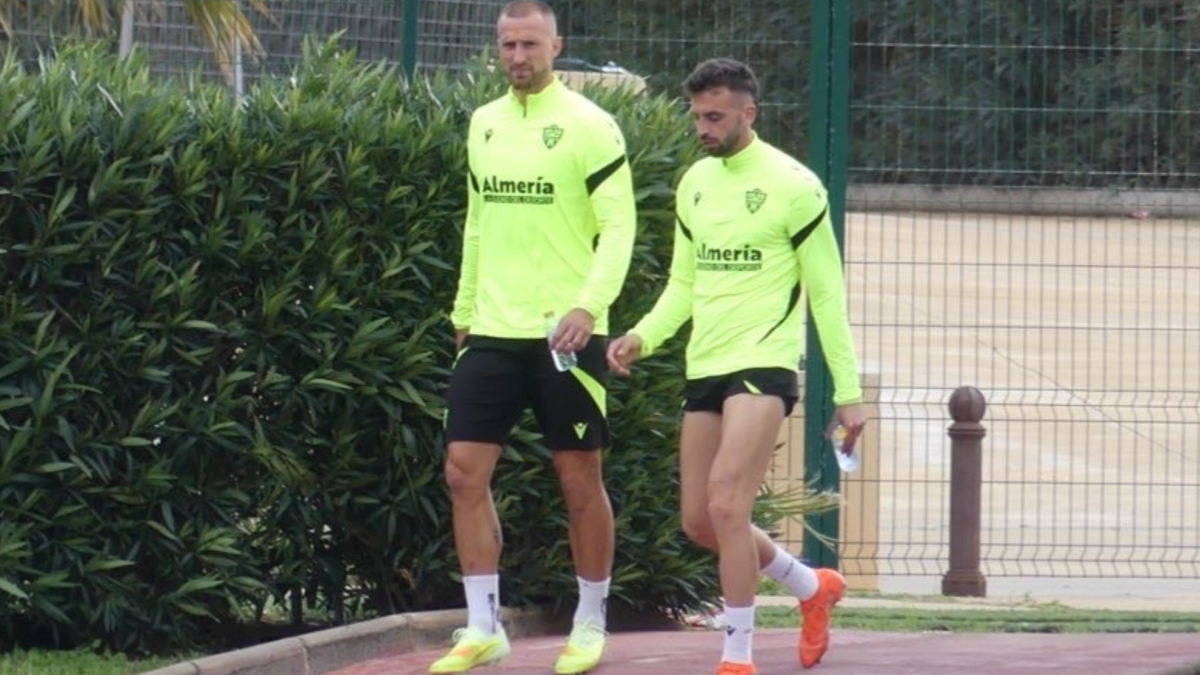 Ely firma gratis con el Almería, Aridane causa baja y Bruno Langa ...