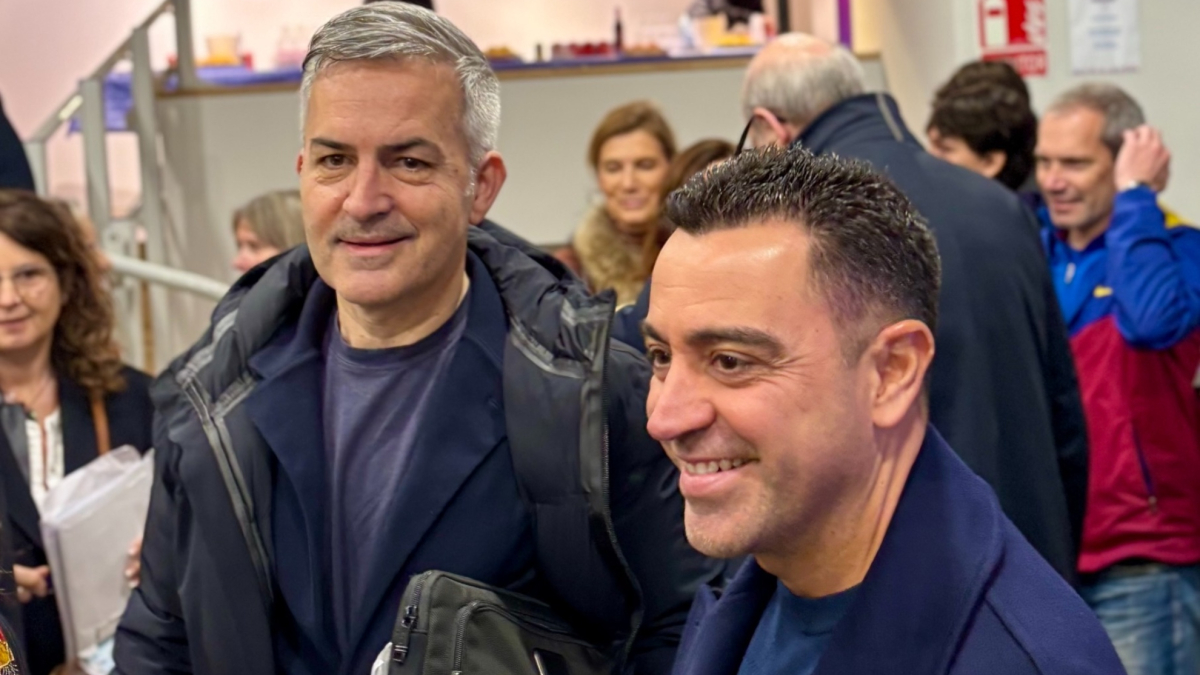Xavi firma por Víctor Font