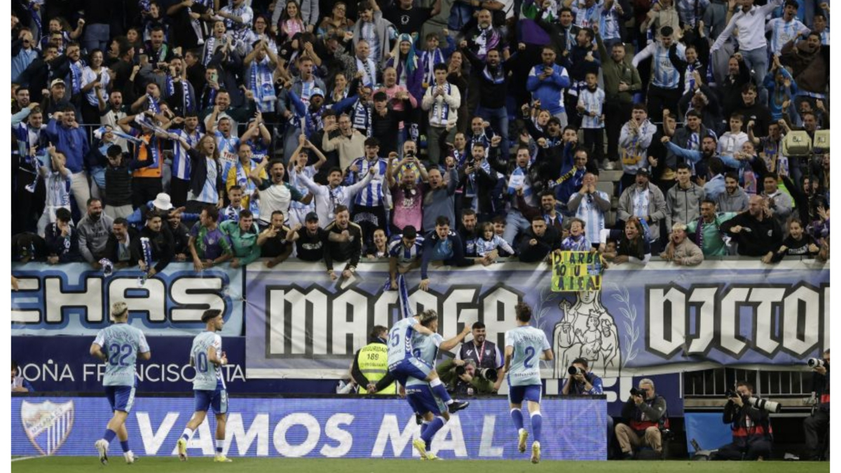 La Rosaleda vuelve a esquivar el cierre tras el escupitajo ante el Huesca