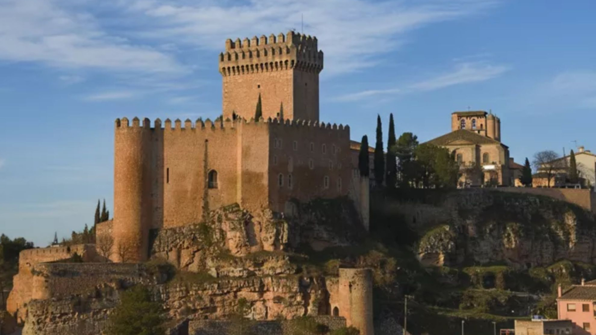 Este pueblo medieval de Cuenca parece suspendido sobre un río imposible ...