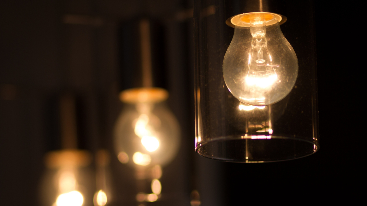 Precio de la luz por horas hoy, lunes 4 de mayo: cuándo es más barata y ...