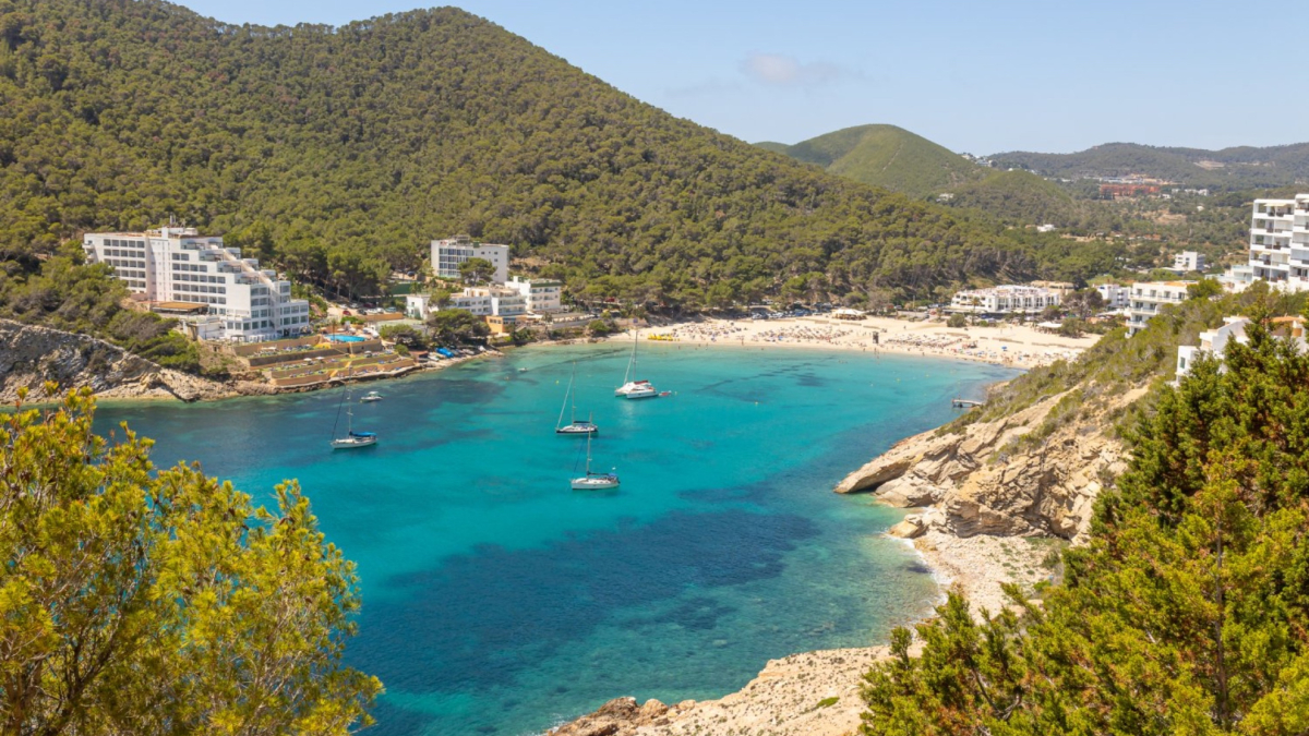 La playa de Ibiza en la que puedes adentrarte metros y metros sin que ...