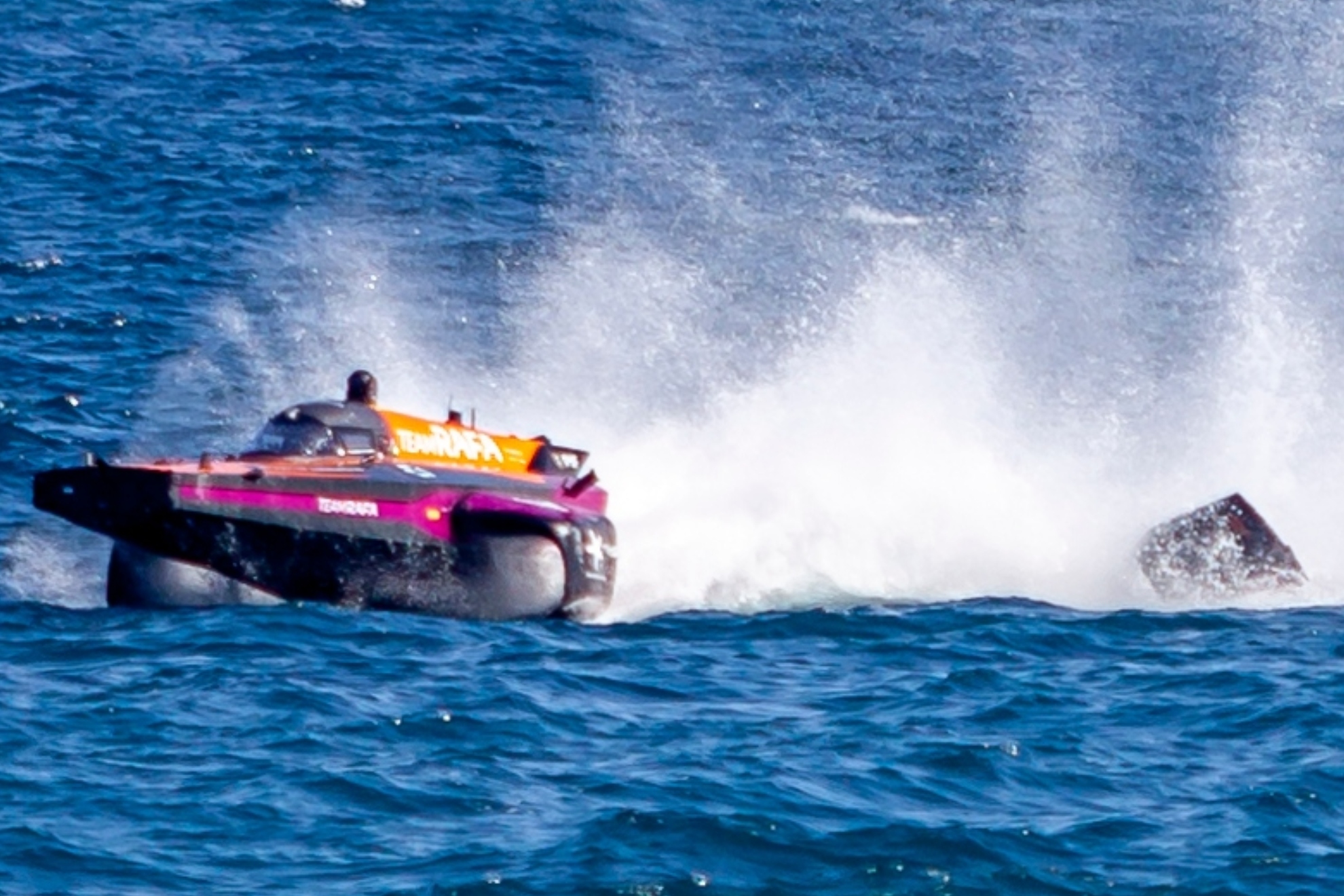El viento y el oleaje parten la proa del barco Team Rafa en una carrera espectacular de E1 en ...