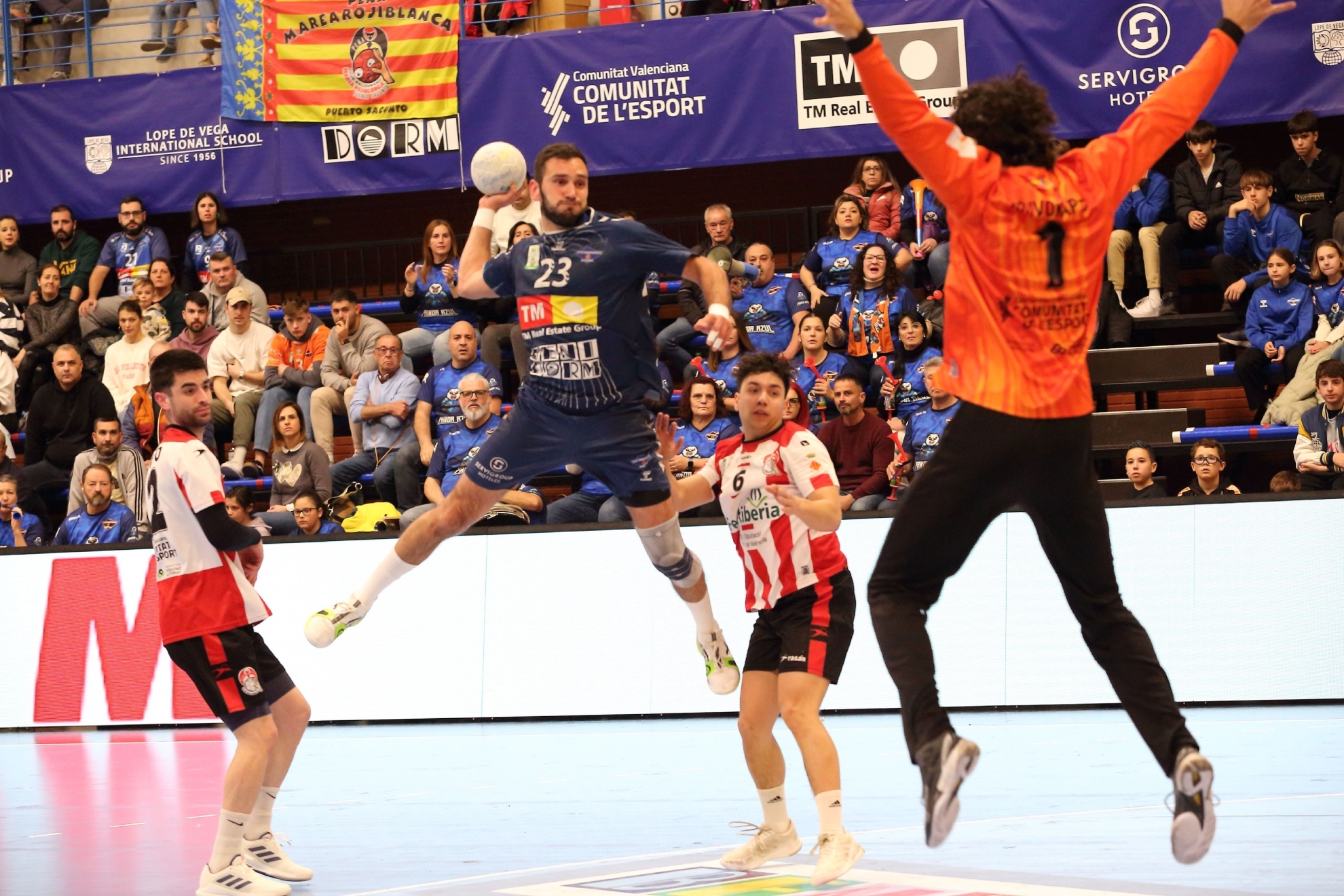 El Benidorm gana con autoridad el derbi al Puerto Sagunto