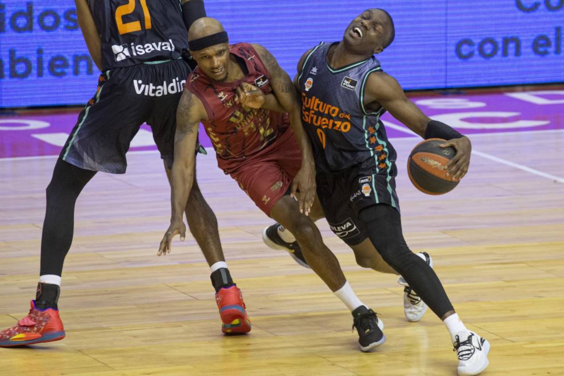McFadden mantiene a raya al Valencia Basket y acerca al UCAM Murcia a ...