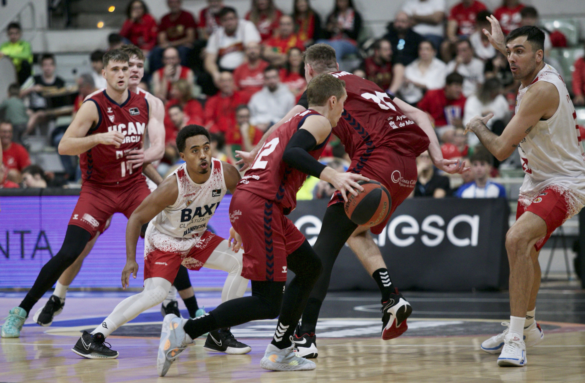 UCAM Murcia arrasa a Manresa con un extraordinario Hakanson