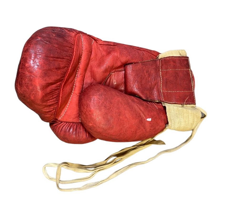 Polémica subasta de un guante de Muhammad Ali