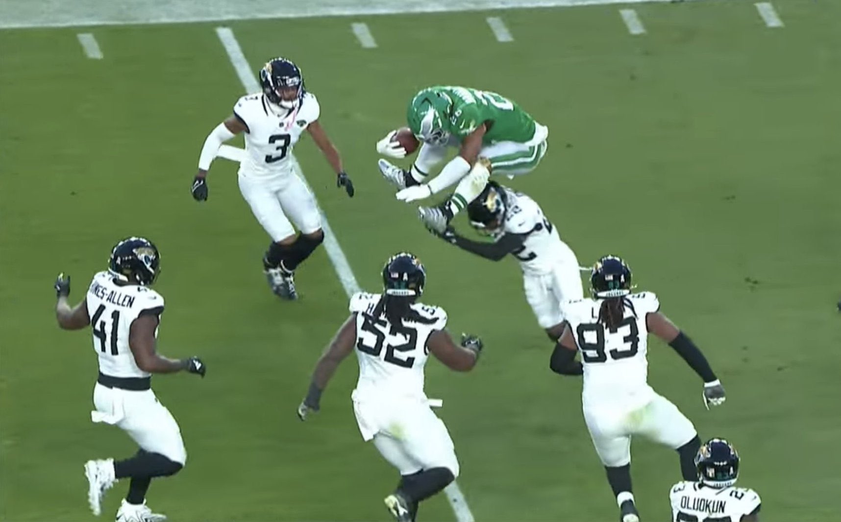 ¿La jugada del año en la NFL?: Barkley salta a un rival... ¡de espaldas!