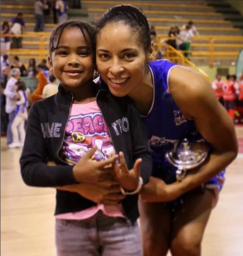 La madrileña Sarah Strong corona a Geno Auriemma como el rey de los ...