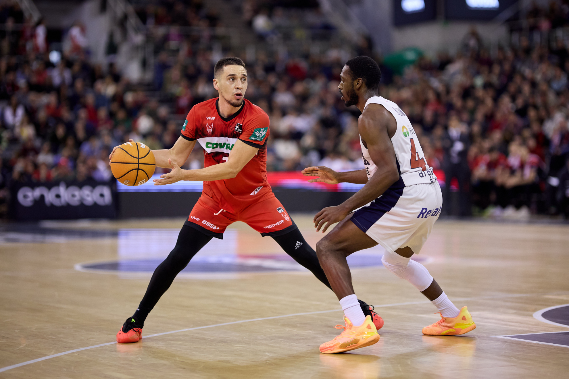 El Baskonia gana con sufrimiento en Granada