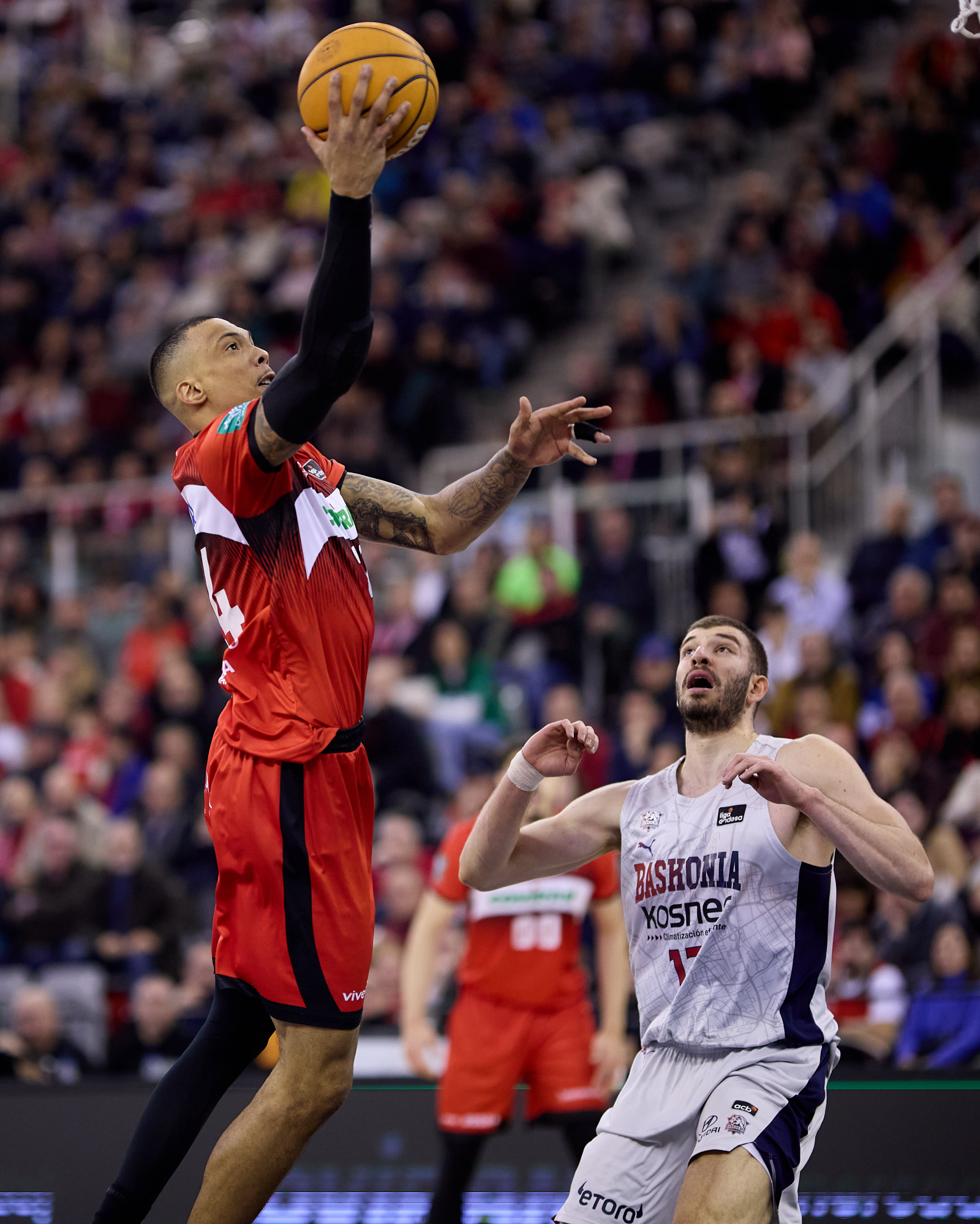 El Baskonia gana con sufrimiento en Granada