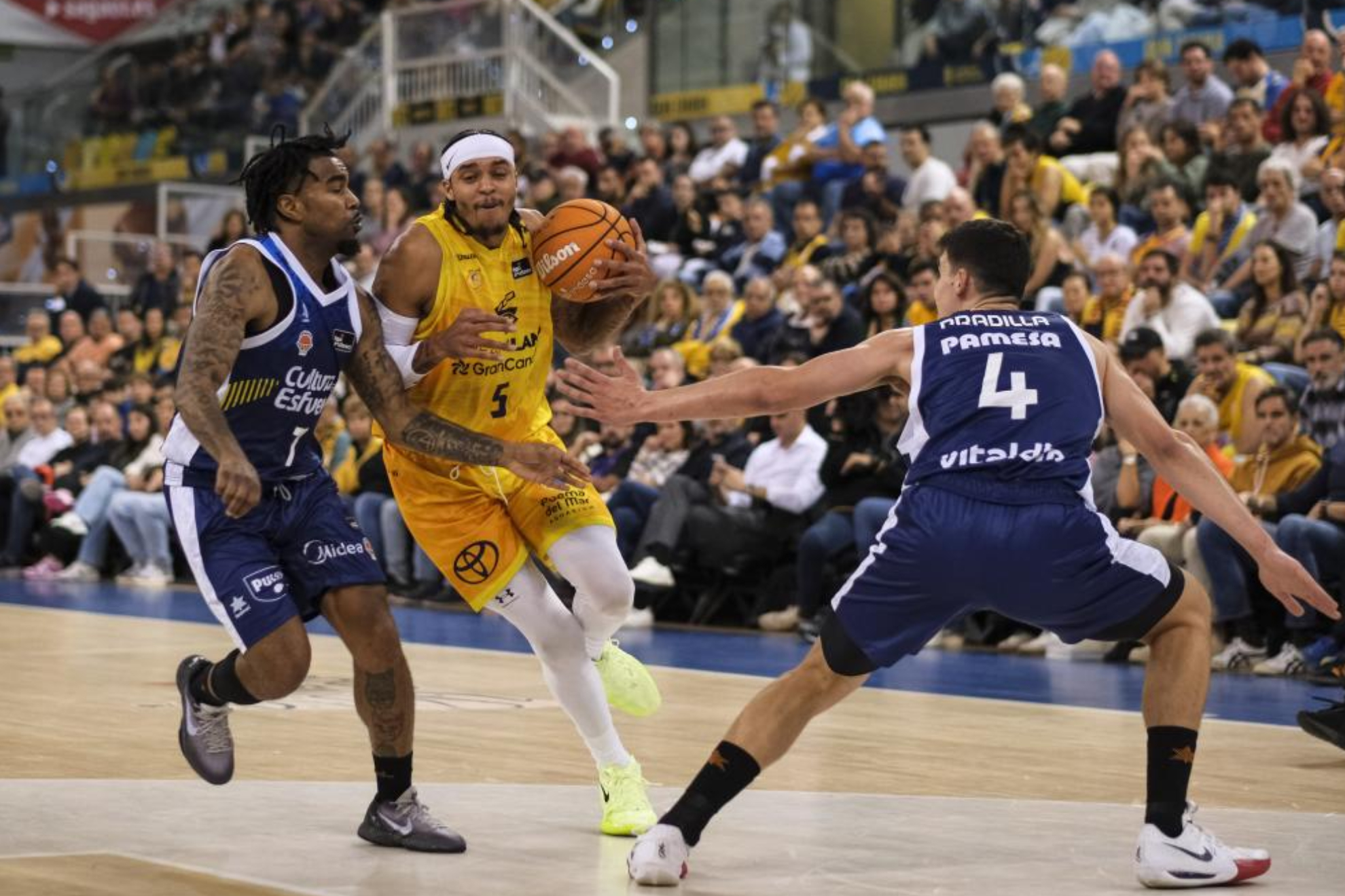 El Gran Canaria tumba al líder Valencia en un partido de candidatos a todo