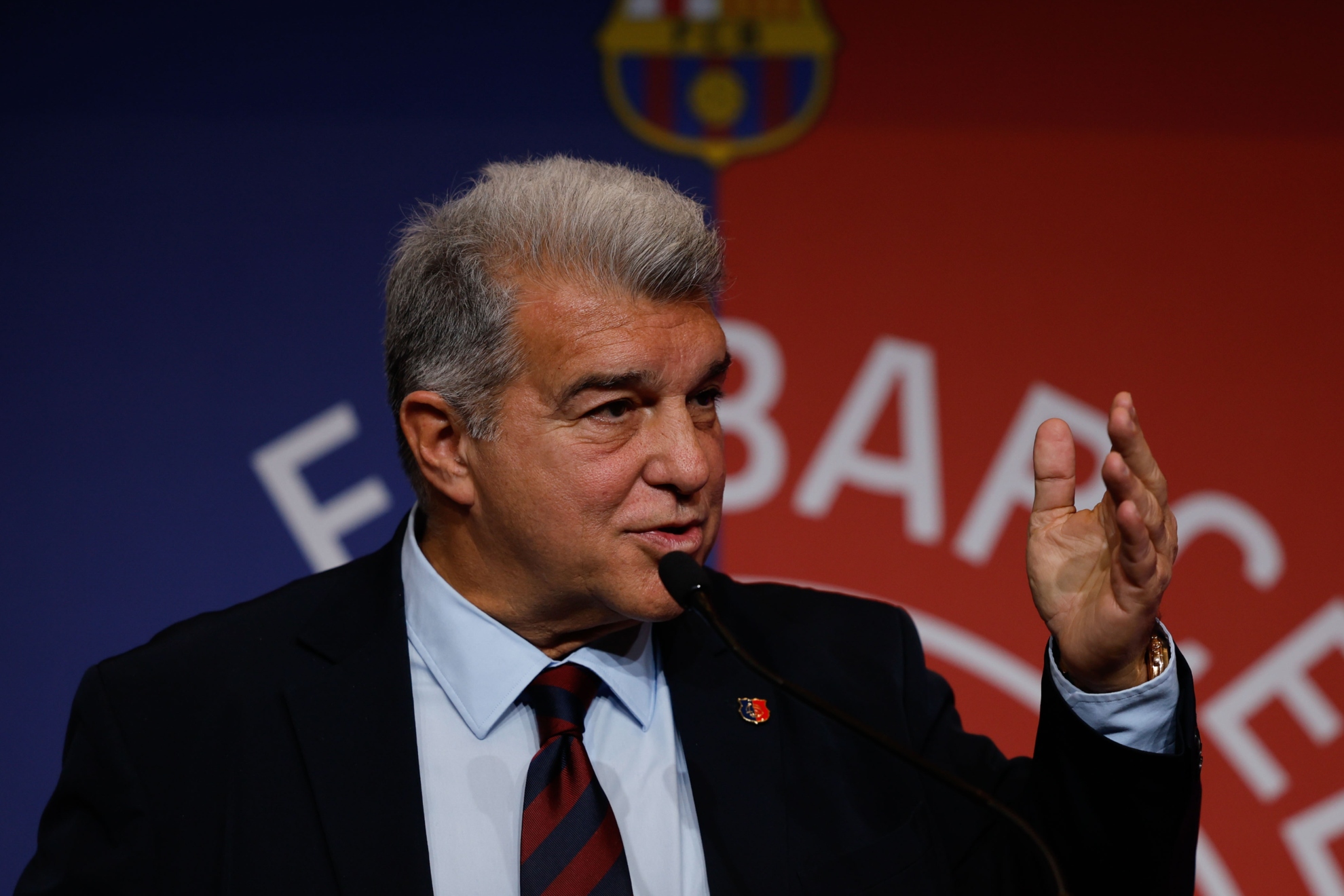 Laporta cierra un acuerdo de 100 millones para inscribir a Olmo y Pau ...