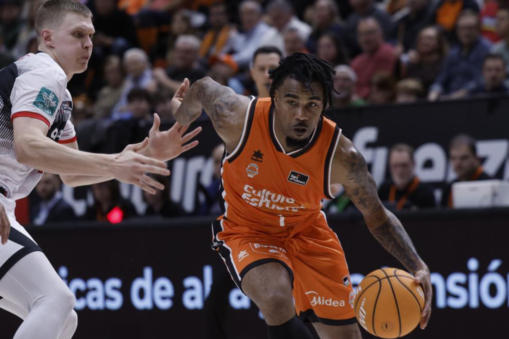 El Valencia cose a triples al Granada y será cabeza de serie en la Copa