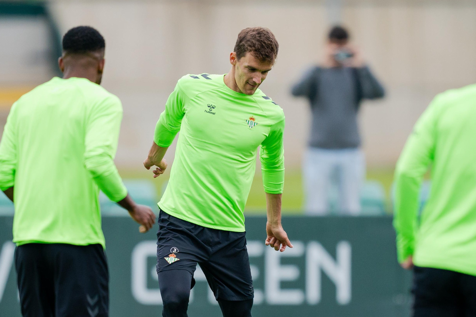 Diego Llorente vuelve al grupo y apunta a la lista frente al Barcelona