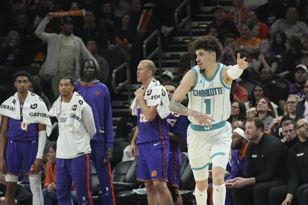 LaMelo Ball se tira hasta las zapatillas: nadie lanzaba tanto a canasta ...
