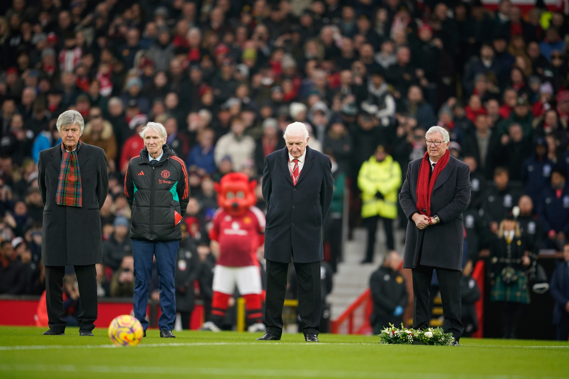 Emocionante homenaje del United a Law, con Ferguson al frente