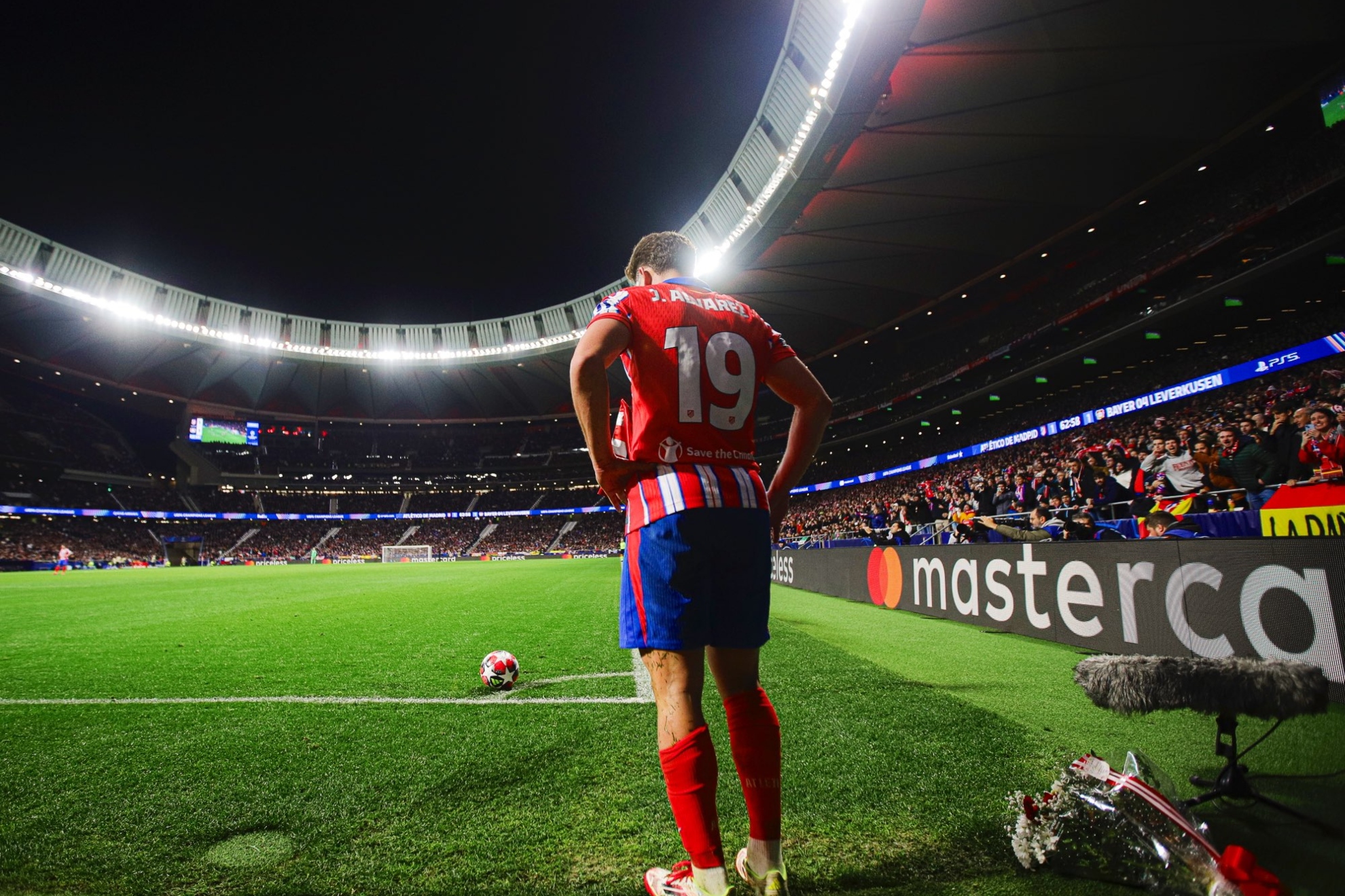 El 'recado' del Atlético a Frimpong por patear el ramo de flores de ...