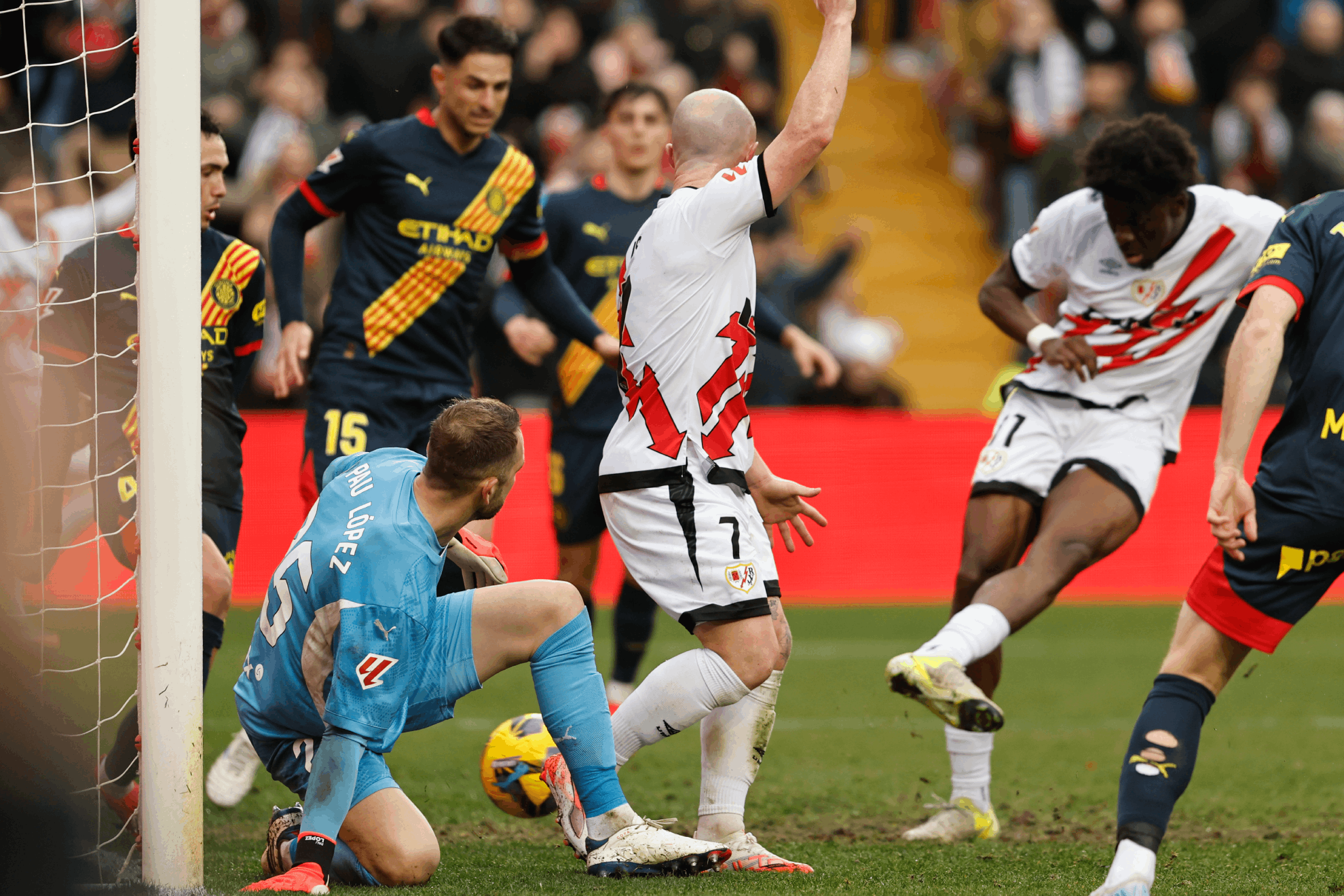 Pau López, de salir al Lens, a debutar en la liga con el Girona