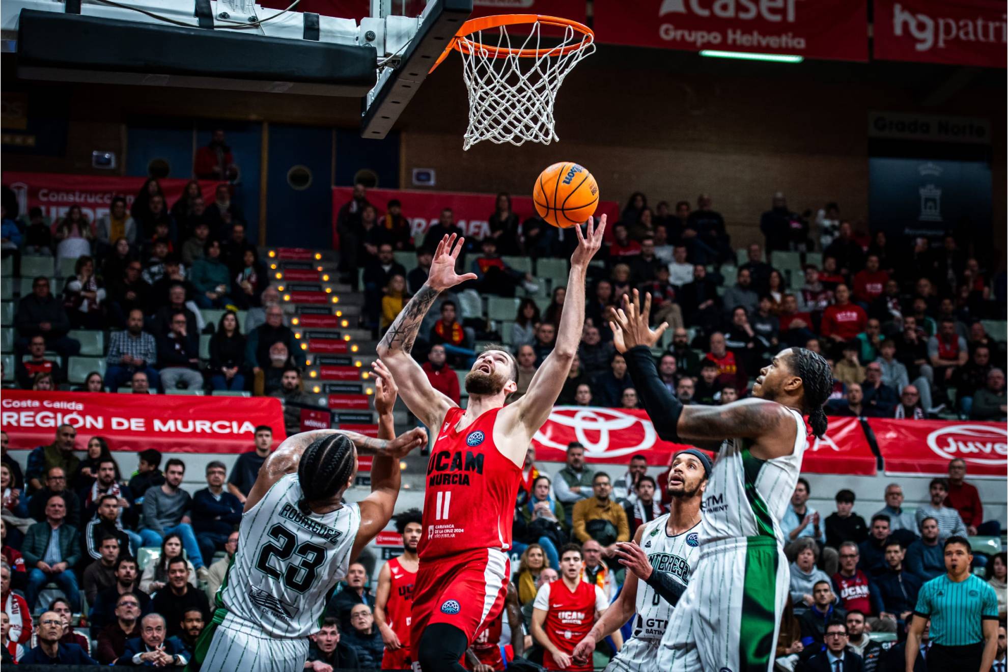 Radovic y Hakanson guían el primer triunfo del UCAM en el Top 16 de la ...
